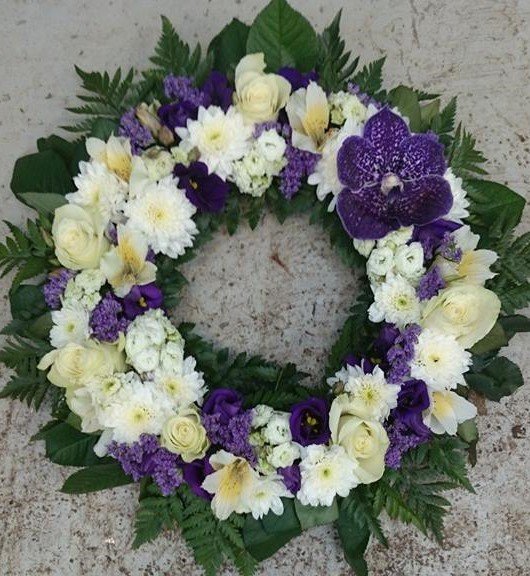 Hvit og lilla krans - Kranser - FRUDALEN HAGESENTER AS